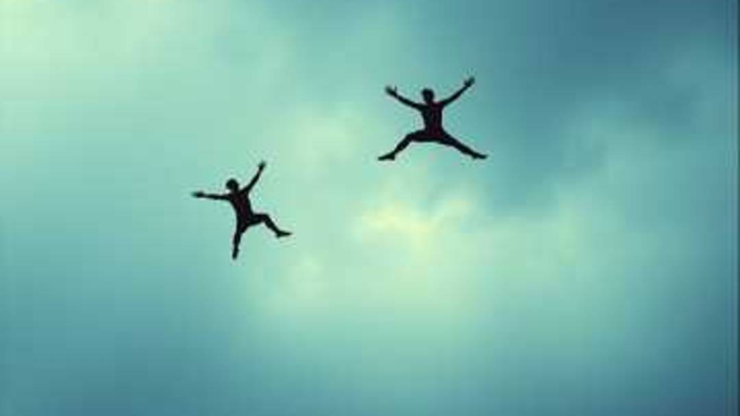 Без страховки выступали акробаты в воздухе