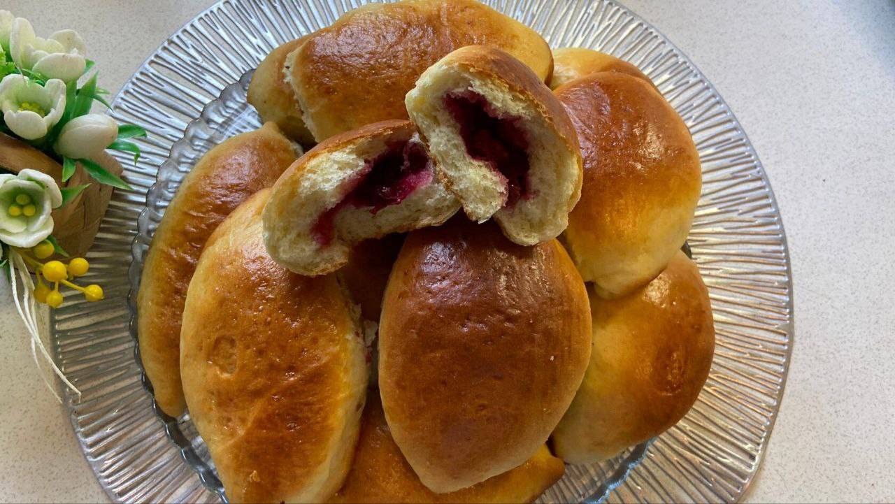 Пирожки с вишней в духовке. Рецепт начинки из вишни