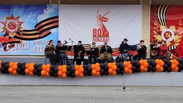 Синенький скромный платочек падал с опущенных плеч. Ты говорила, что не забудешь. Духовой оркестр