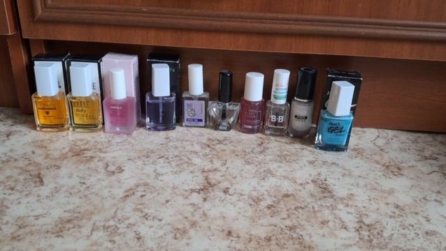 ЗАПАСЫ КОСМЕТИКИ 2025 / Серия 10 / Бальзамы для губ и лаки для ногтей