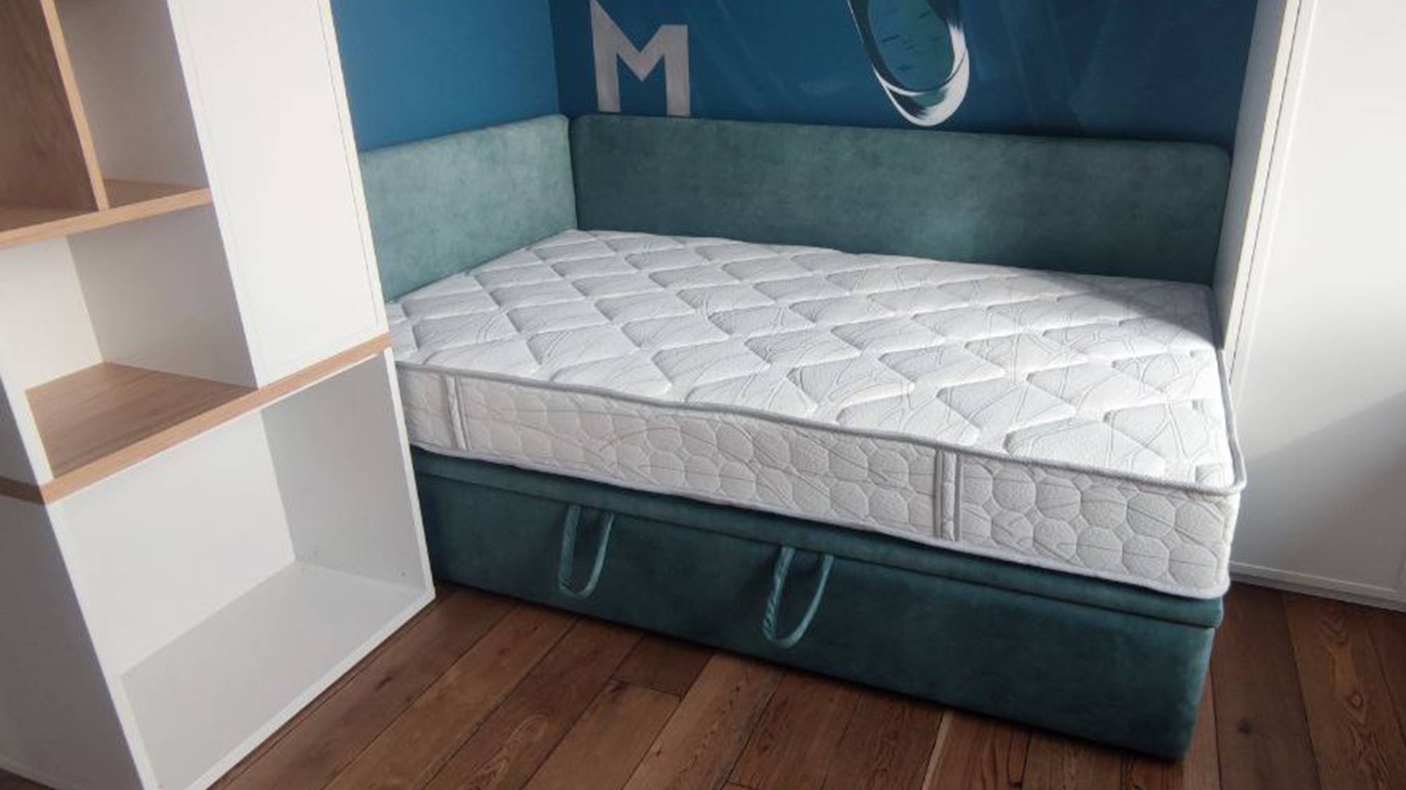 Бруни угловая кровать в изумрудном цвете