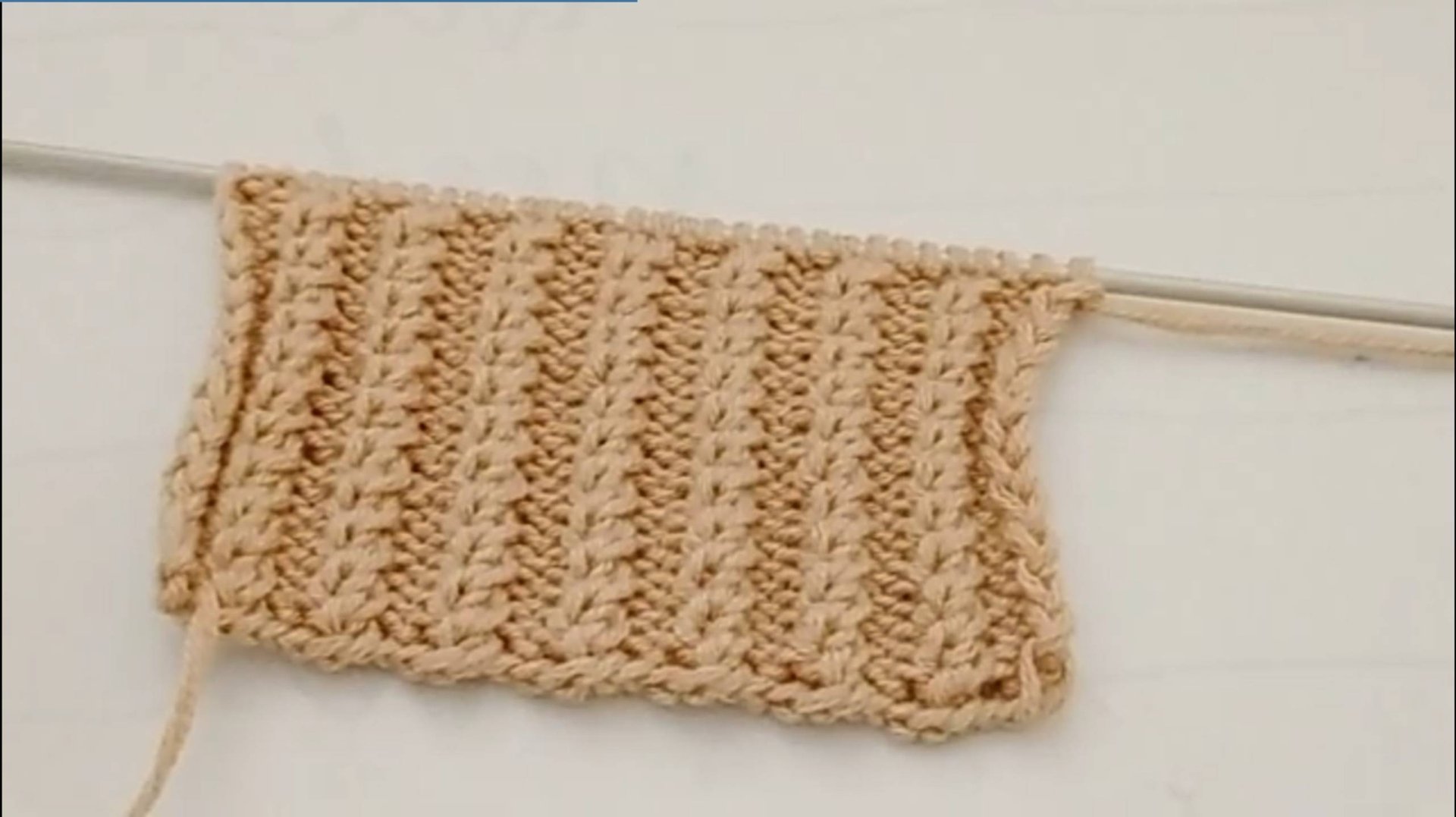 Простой плотный узор спицами.