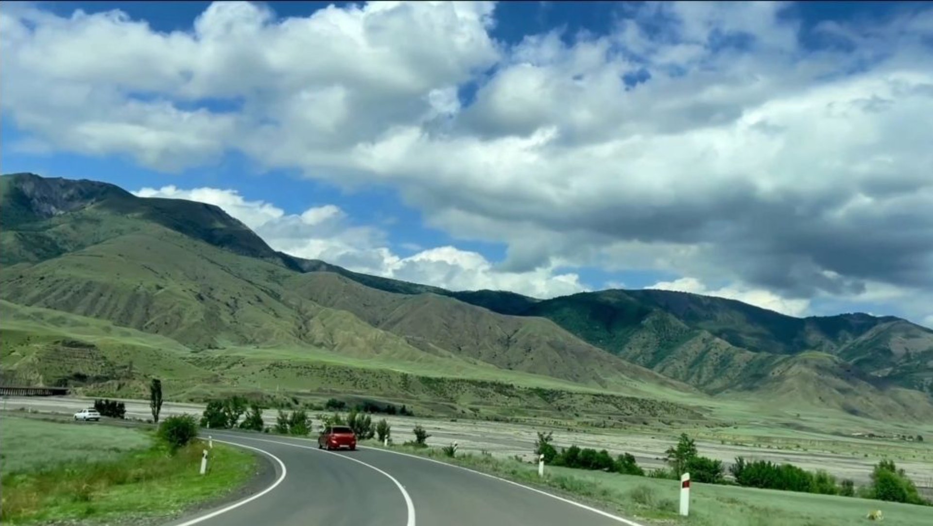 🚘 Дорога — это не только средство передвижения, но и возможность увидеть мир вокруг себя.