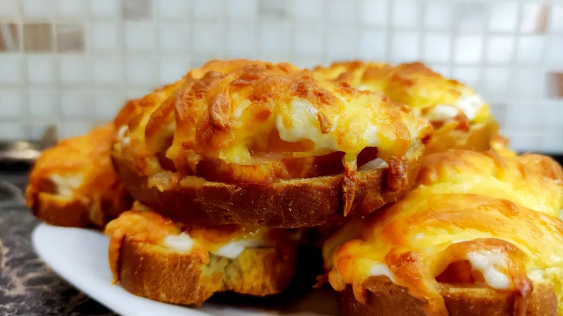 Бутерброды с ананасом и сыром. Горячие бутерброды. Рецепт завтрака. #топыкатегорий