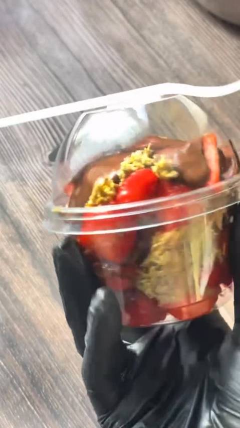 Десерт «Клубника в дубайском шоколаде» сочетает свежесть ягод, изысканность восточного шоколада