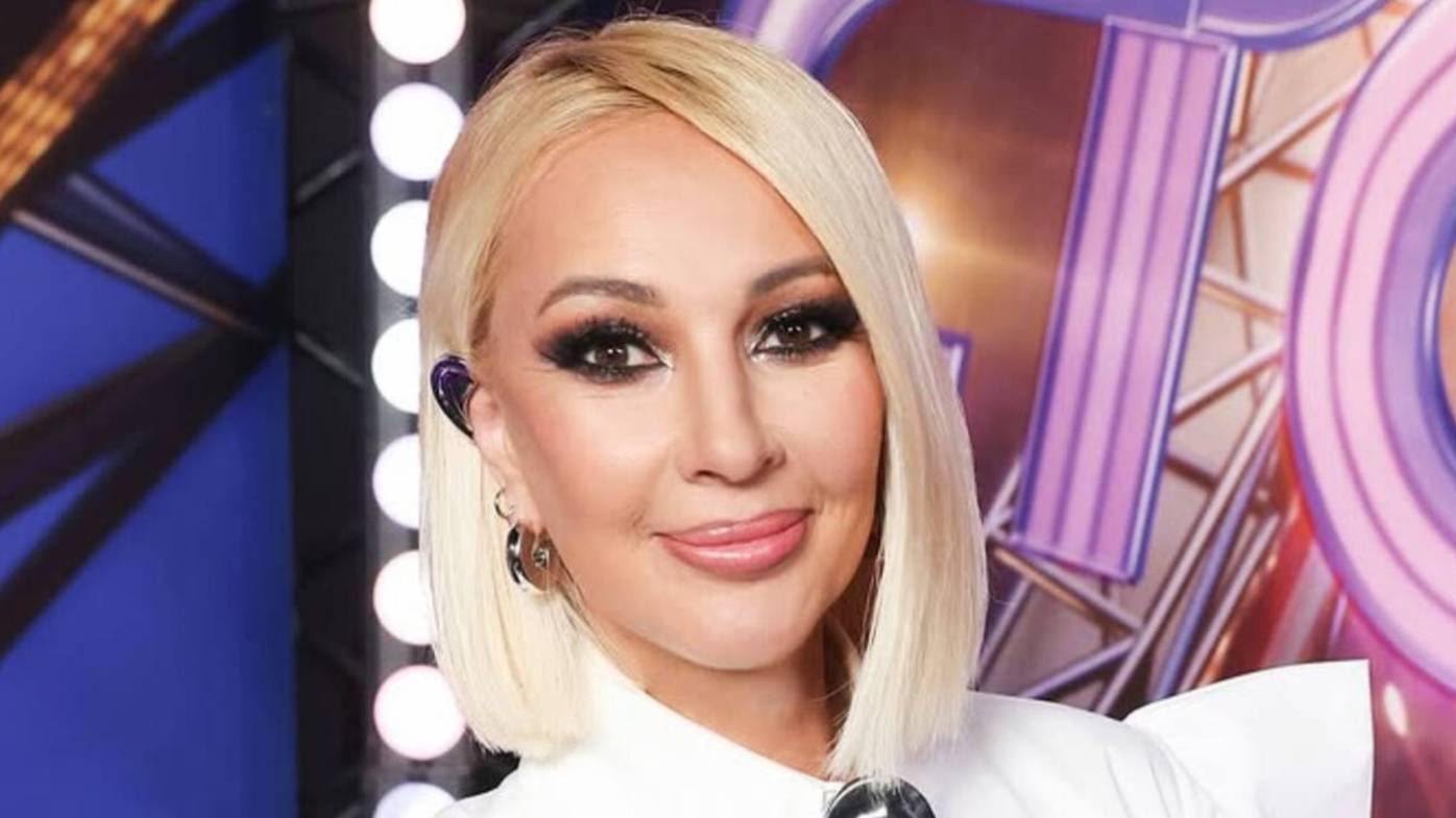 Лера Кудрявцева в необычном головном уборе из жемчуга показала закулисье съемок «ВИА Суперстар!»