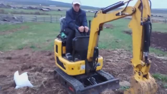 Первый раз сел за руль миниэксковатора