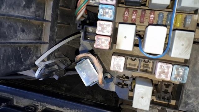 Так делать нельзя провод вместо предохранителя.