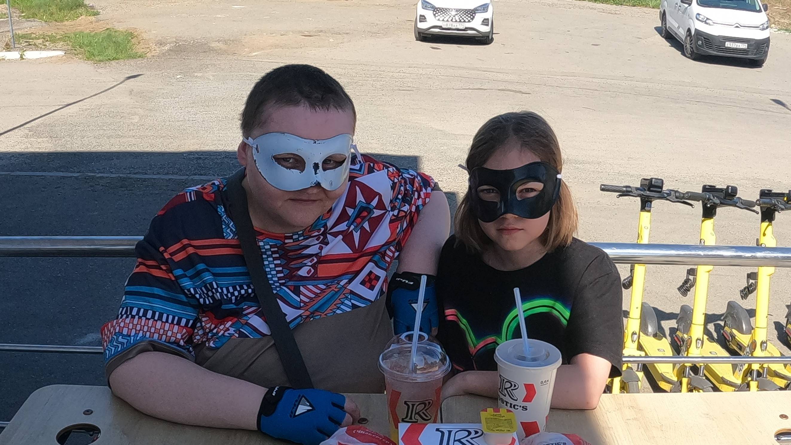 На Прогулки Доставка!!!( Чизбургер Чикенбургер Кола ЛимонЛичиГуава Наггетсы Картошка Фри)!!!!