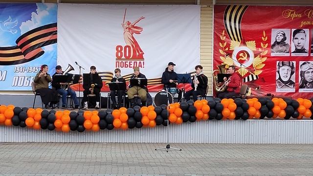 Тёмная ночь, только пули свистят по степи, только ветер гудит в проводах, тускло звёзды мерцают