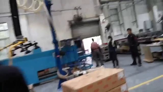 Шланговый захват с удлиненными рукоятками с консольным краном для картонных коробок весом до 50 кг