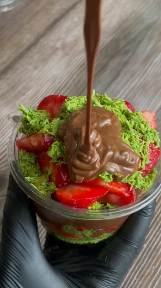 Клубника в шоколаде с дубайской начинкой-союз европейской классики  с восточной экстравагантностью