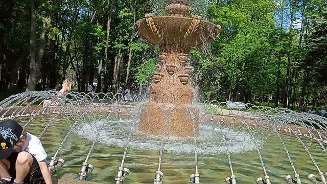 Северный речной вокзал. Перед вокзалом парк с фонтанами, реставрирован как в былые времена