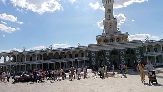 Северный речной вокзал Москва. Здание вокзала в виде парахода, с фонтанами