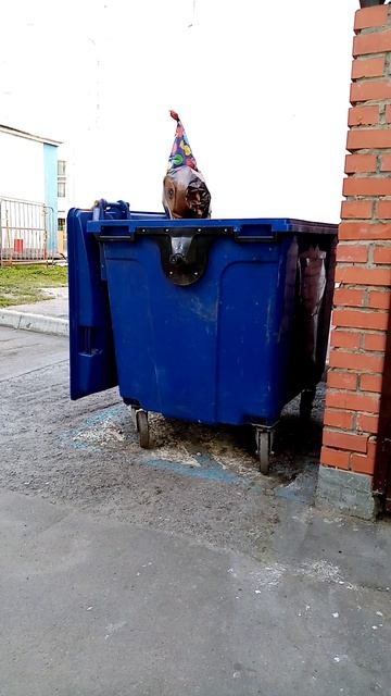 Когда ОНО поджидает тебя даже в помойке...