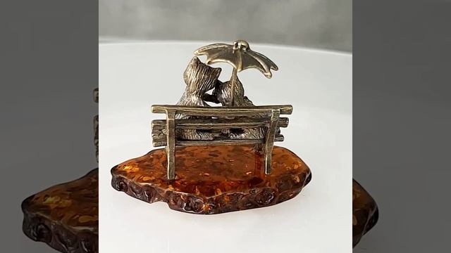 Фигурка на янтаре Котики под зонтом