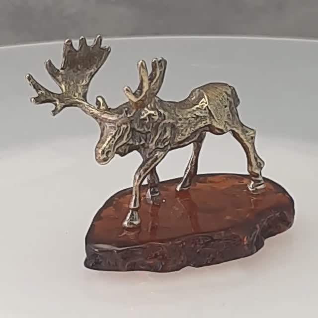 Фигурка на природном янтаре Лось