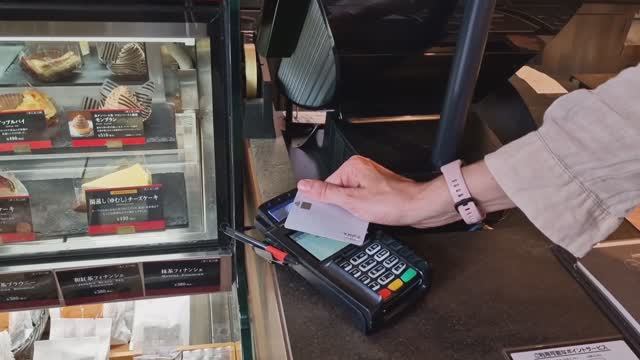 Чем отличаются неименные зарубежные банковские карты от именных, где карты работают за границей