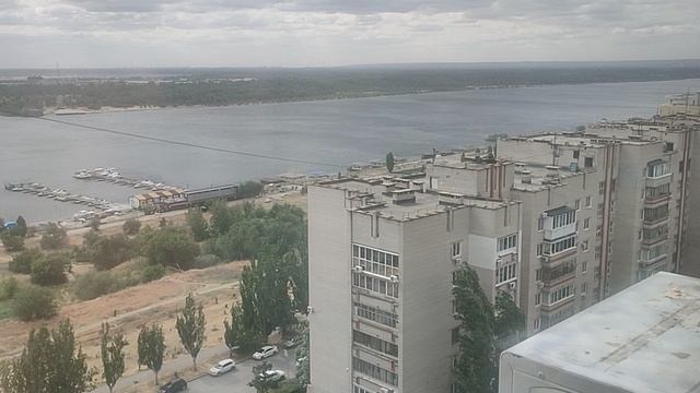 5 июня в городе.Ветер.