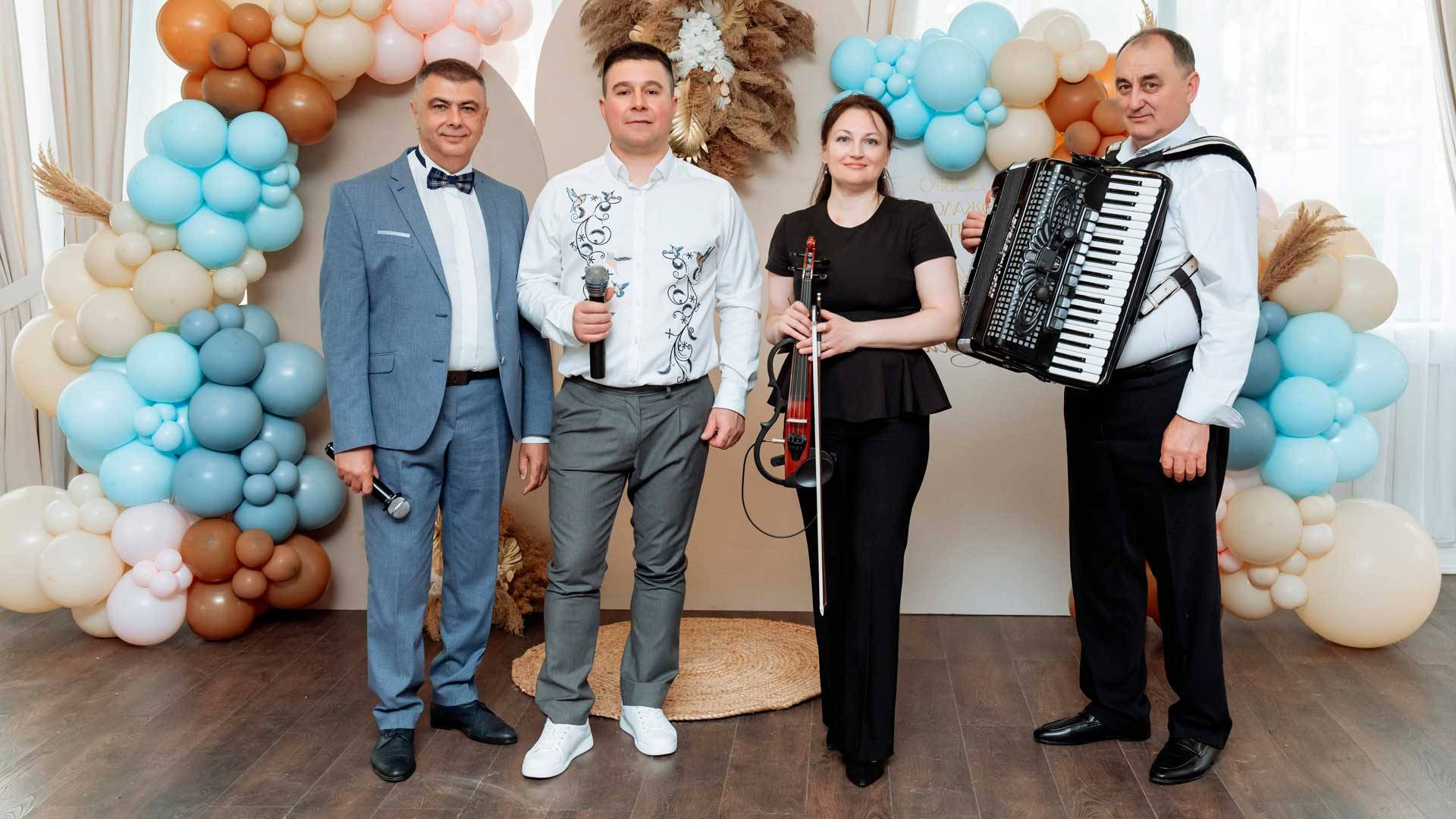 Молдавский ведущий певец Анатолий (живёт в Москве, выезжает по Росмии)