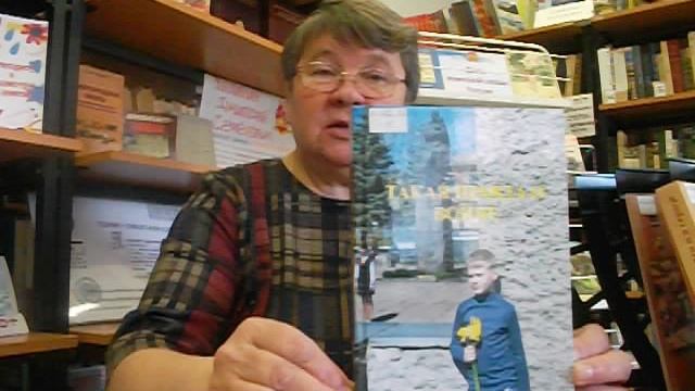 Подружи ребенка с книгой. Серия 3