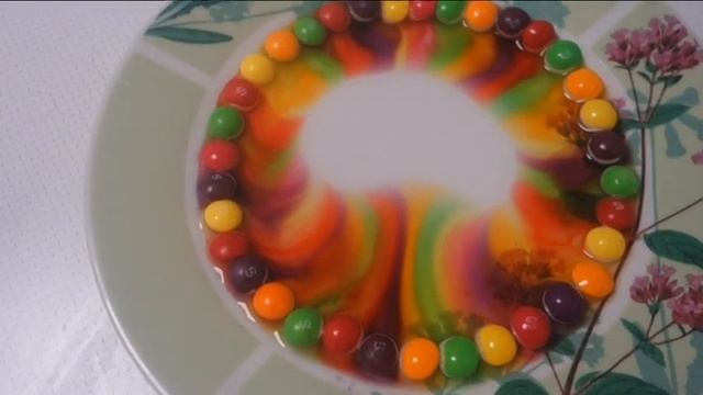Радуга из Скитлс / Rainbow Skittles / Интересный эксперимент для детей