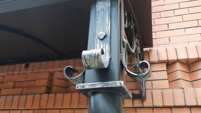 Кованый козырёк со стойками. Витая труба.