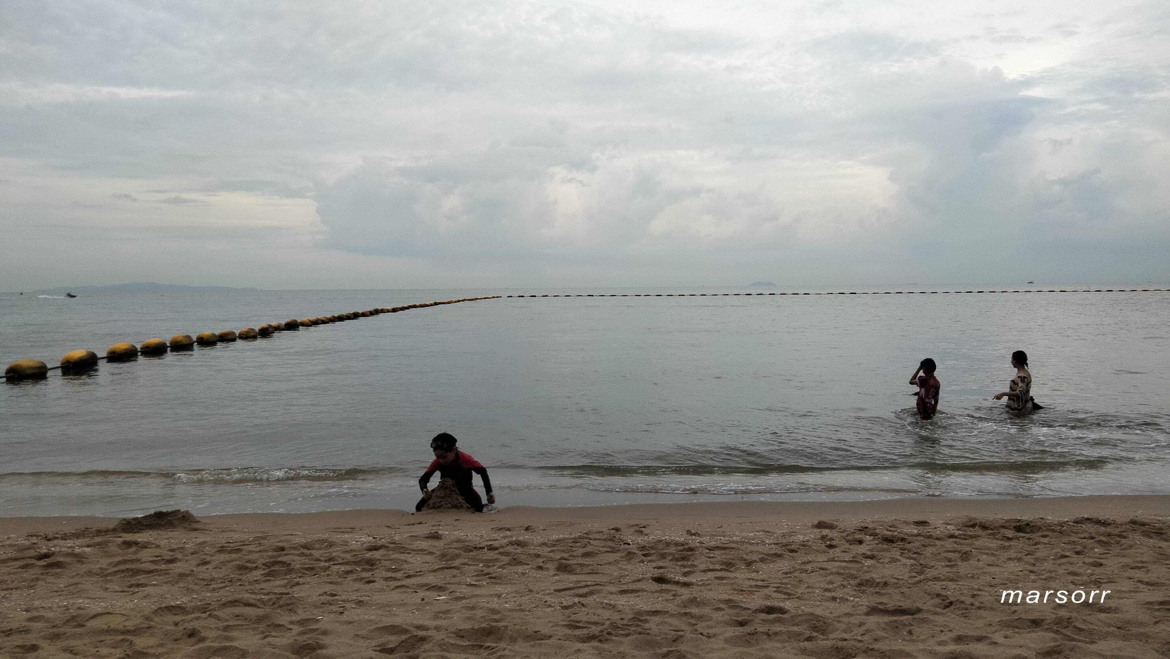 просто цвет заката - серый. берег, набережная, небо. люди