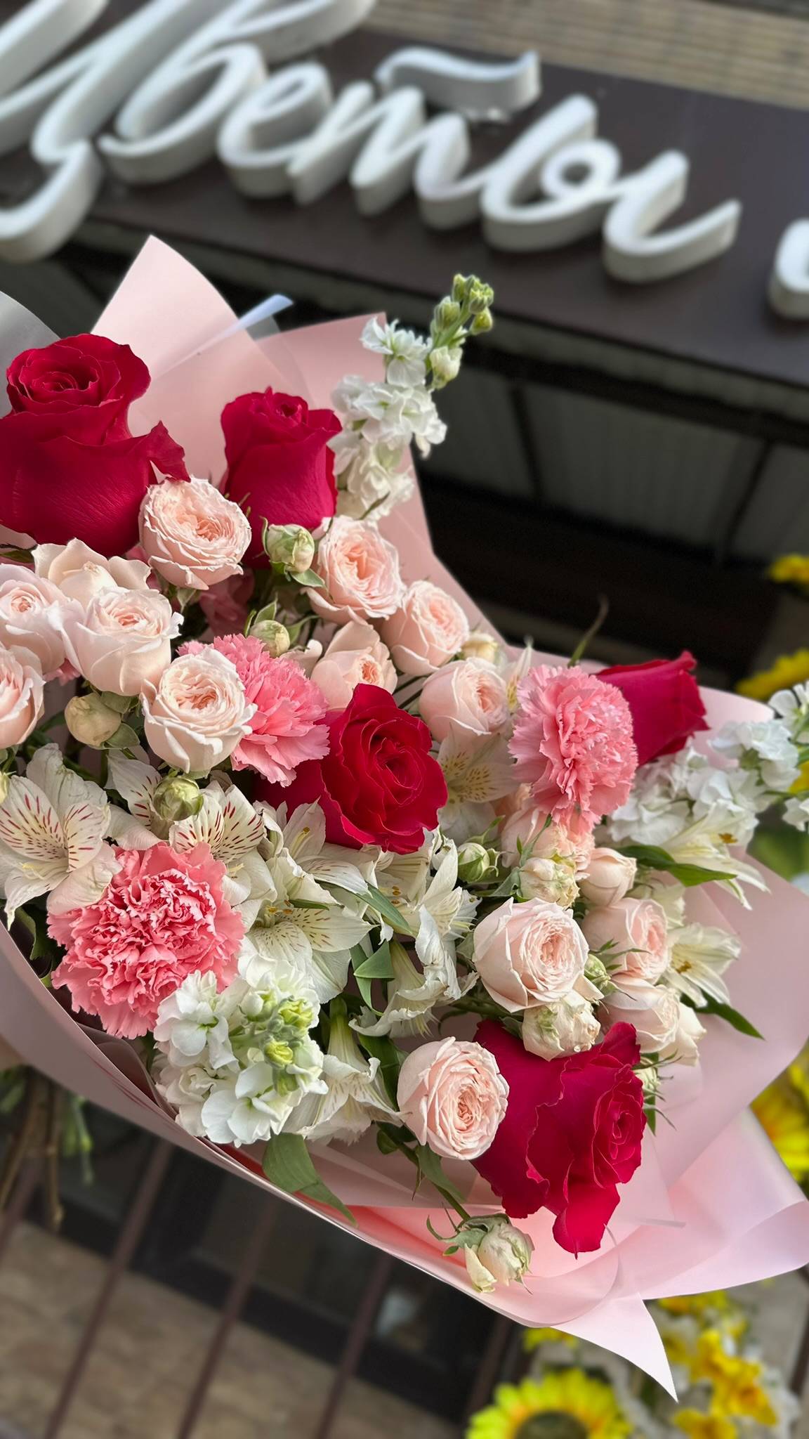 Роскошный букет «Малиновый бархат» от «Цветы луны»