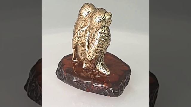 Фигурка на янтаре Совы на пеньке