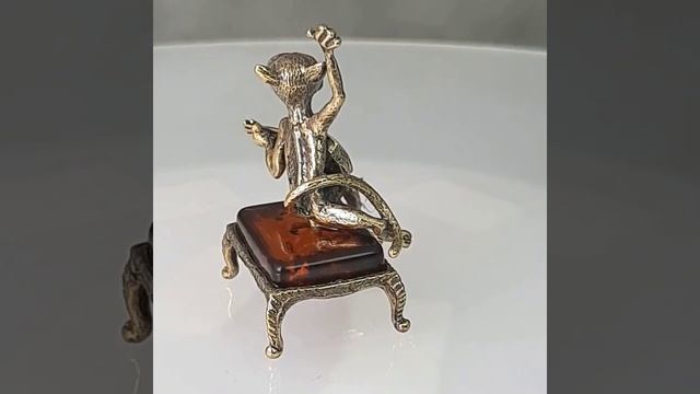 Статуэтка на янтаре Кот с гитарой на пуфике