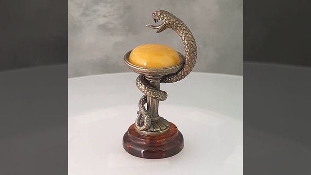Декоративная фигурка на янтаре Змея и чаша