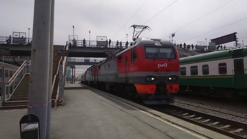 ЭП2К-117 с перегоняемым ЭП2К-110 и фирменным поездом №126Е "Обь" Тюмень-Новосибирск