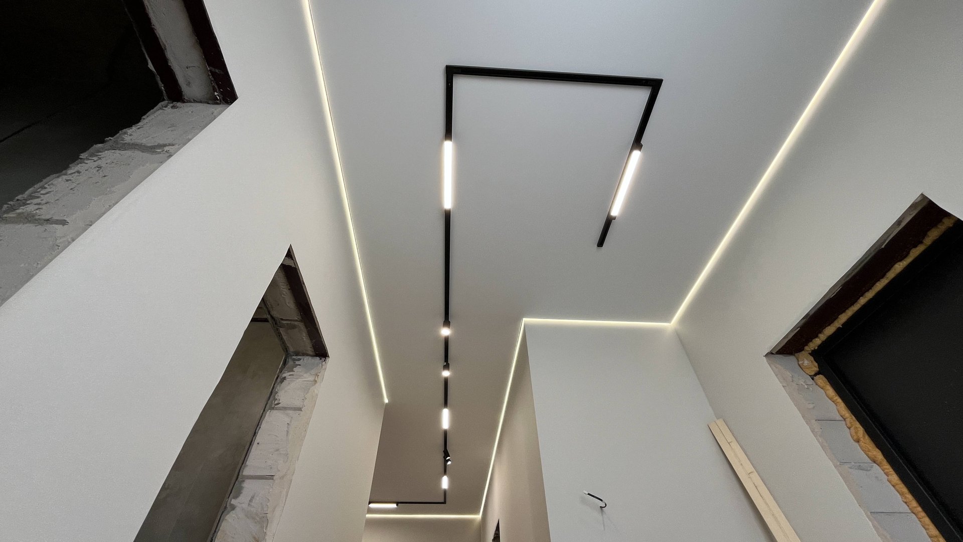 Натяжные потолки | Натяжной потолок с трековой системой освещения| Воронеж