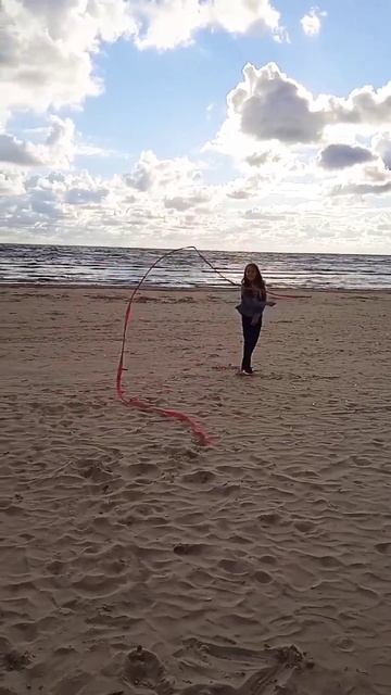 На заливе с гимнастической лентой