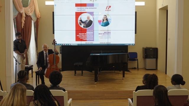 Жмурин С.Н., профессор кафедры оркестровых струнных, духовых и ударных инструментов КГИК, профессор,