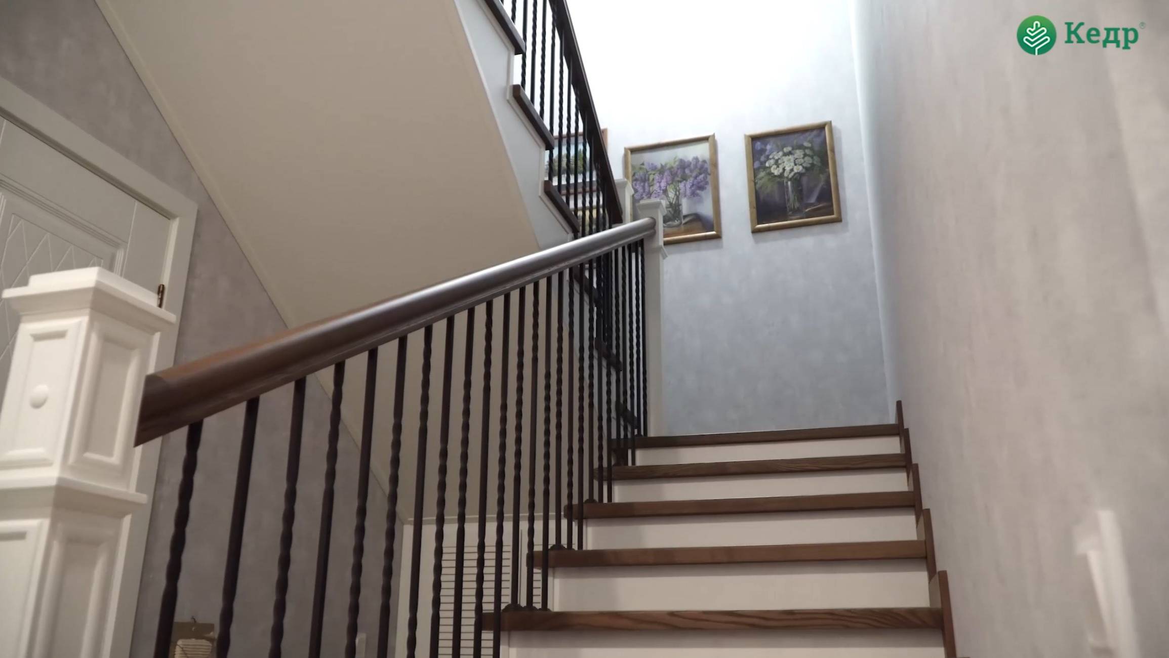 Лестница в европейском стиле с балясинами "косичка" в посёлке Аракчино, г. Казань #рмкедр