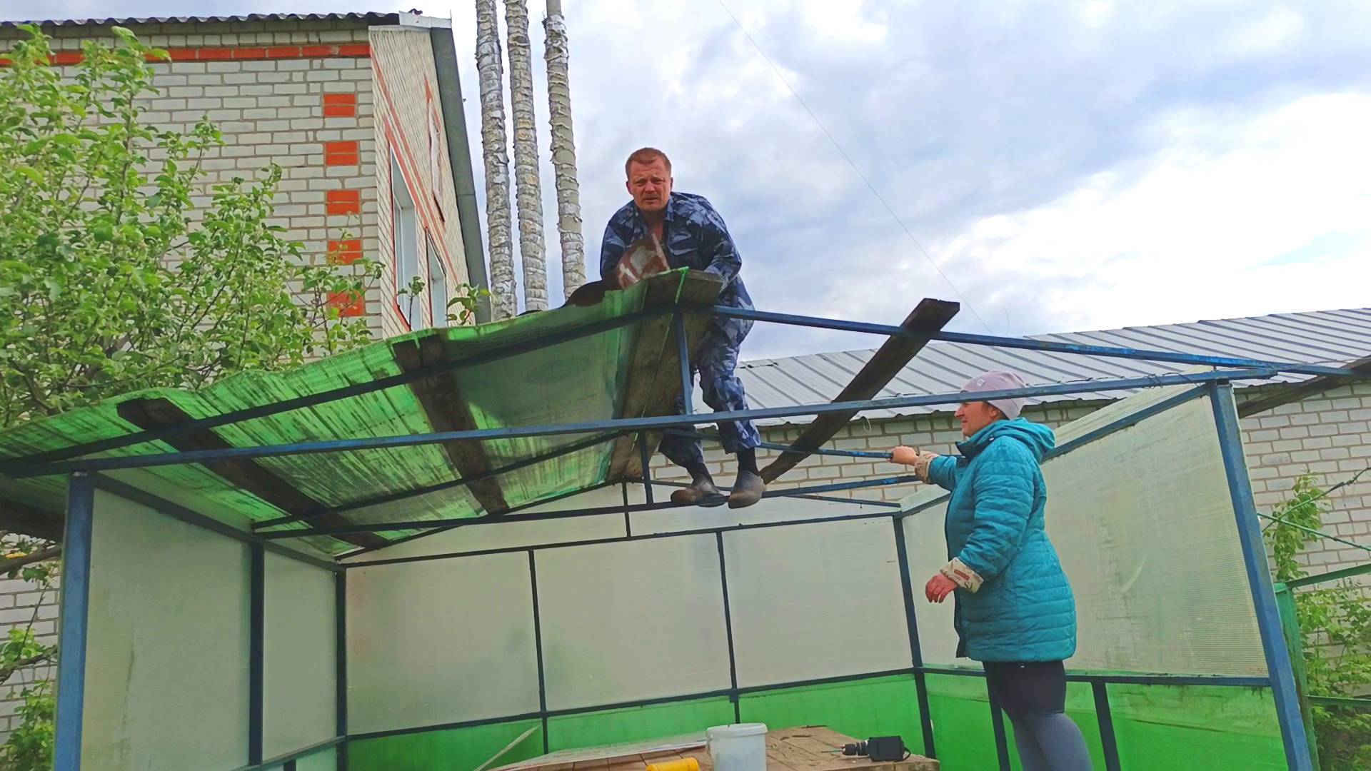 ДЕРЕВЕНСКИЕ БУДНИ. СНЯЛИ КРЫШУ С БЕСЕДКИ.