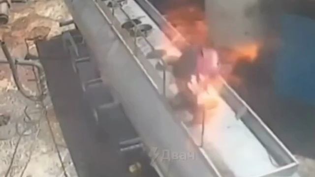 🤦♂️ Обнаружен «король» техники безопасности: рабочий с сигаретой во рту открыл крышку автоцистерны