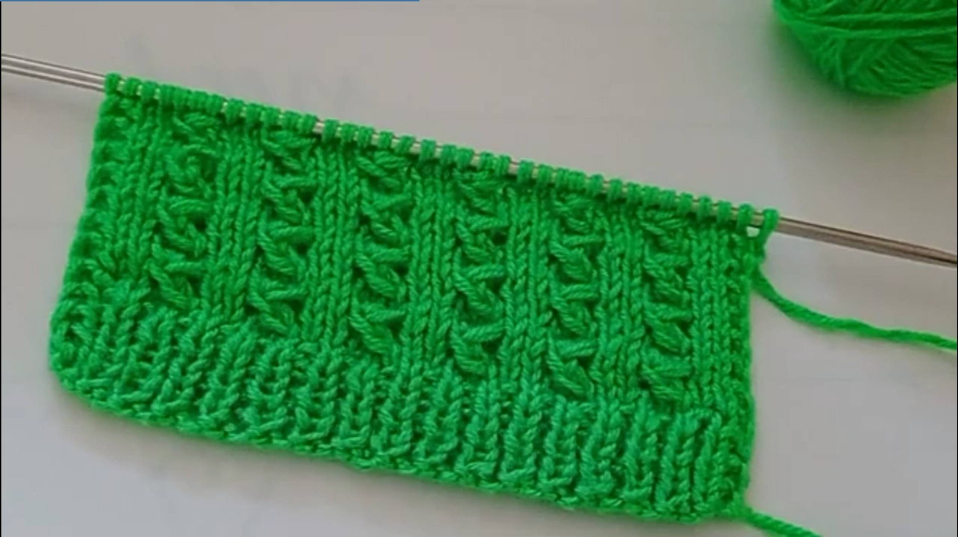 Красивый и нарядный, совсем несложный узор спицами.