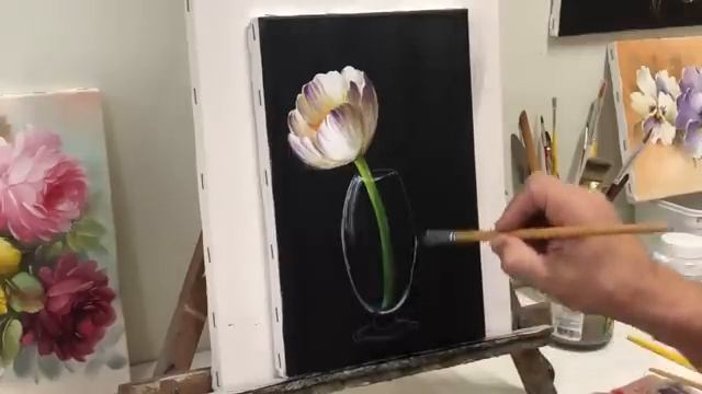 Как нарисовать тюльпан в стеклянной вазе на чёрном фоне
