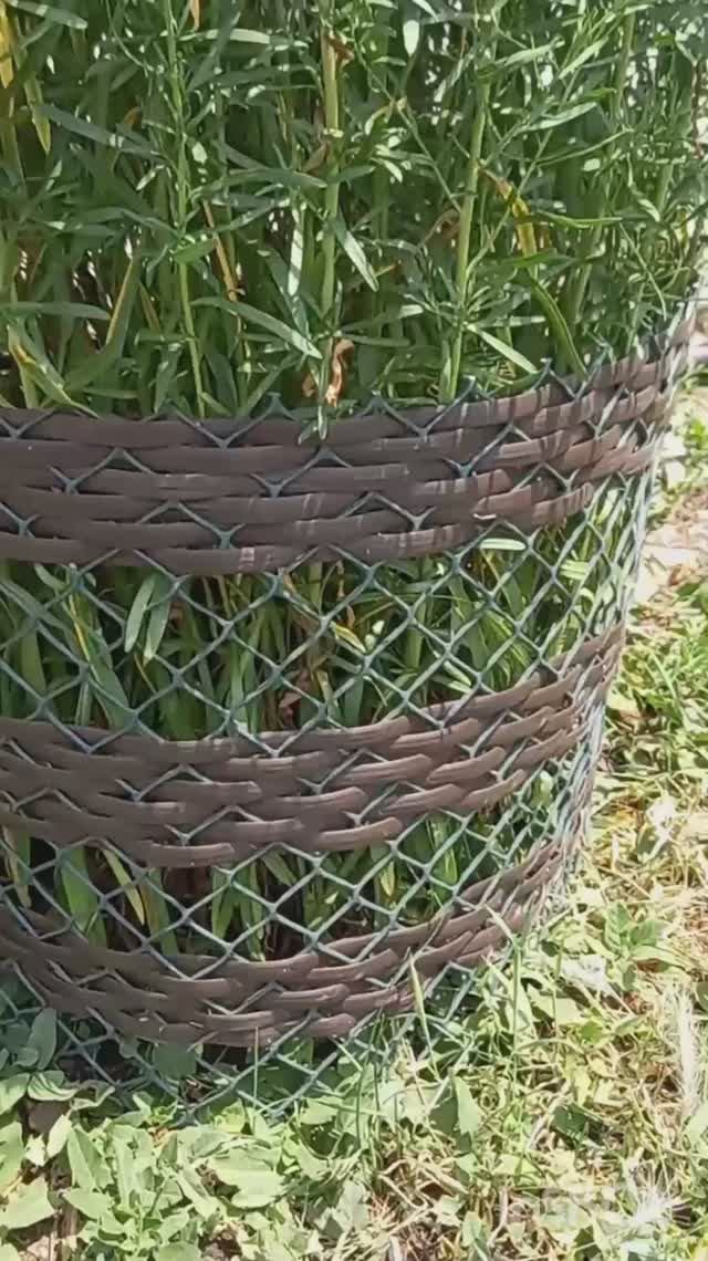 Ограждение из пластиковой сетки и ротанга