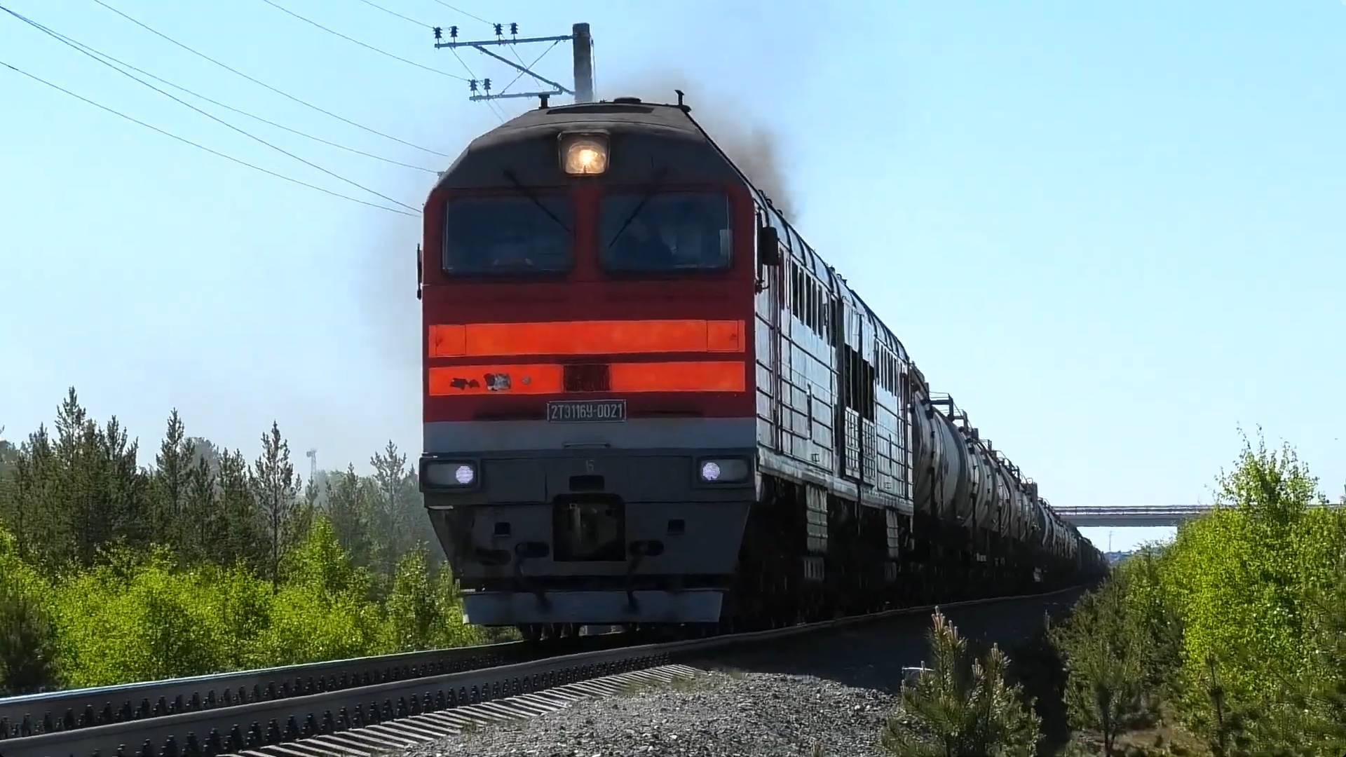 2ТЭ116У-0021 с грузовым поездом