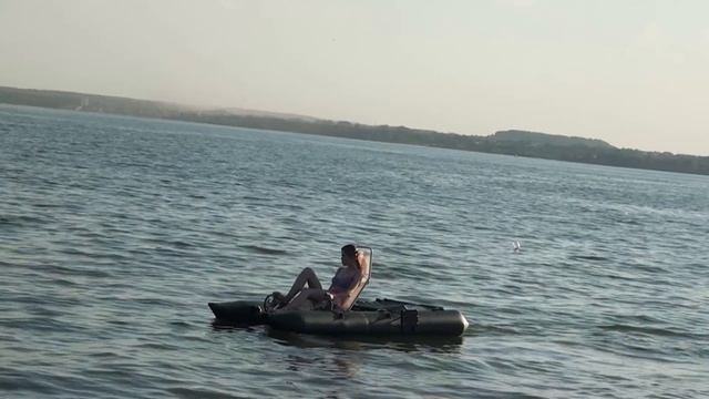 Электровелокатамаран с боковым транцем и веслом.