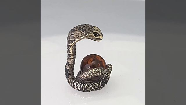 Фигурка с янтарем Змея с шаром