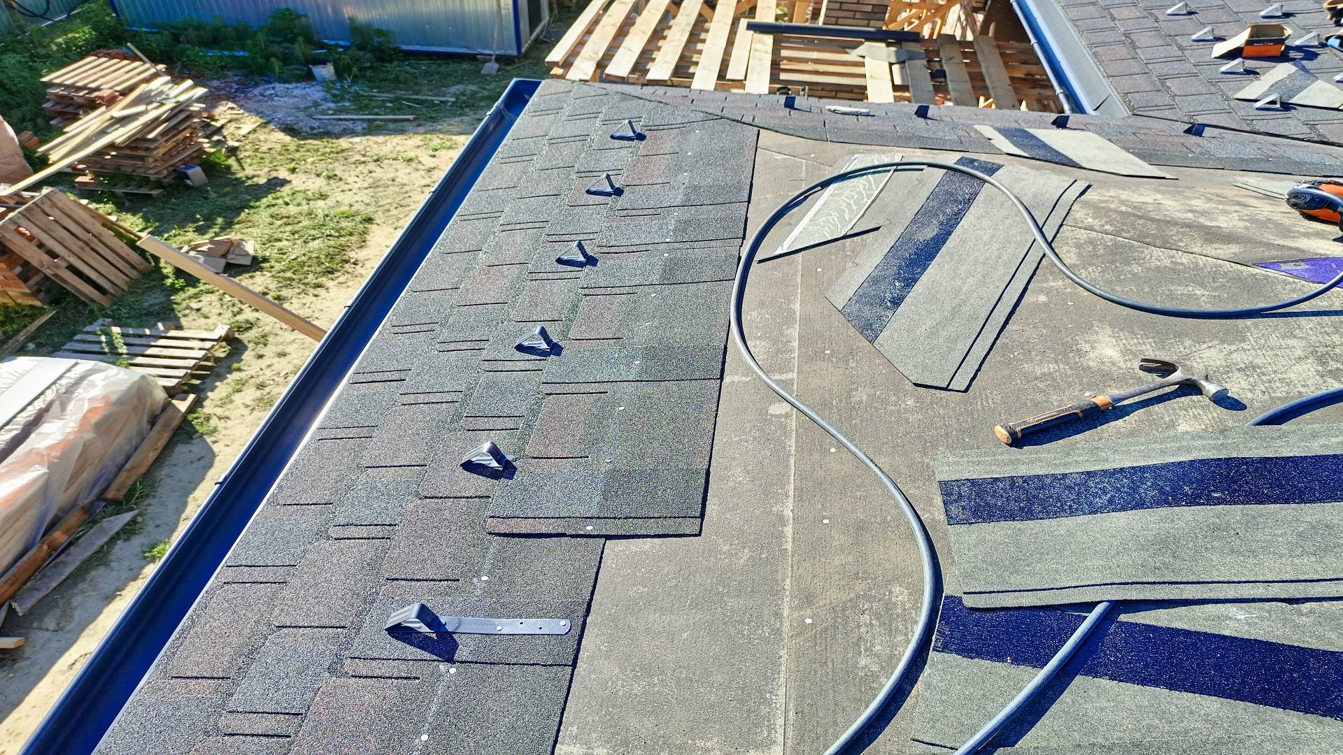 На каком ряду устанавливаются снегодержатели на мягкой кровле?