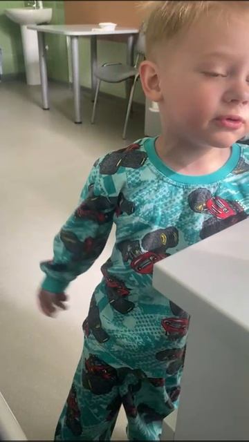 Смешные видео про детей - Малыш жалуется на уколы)))