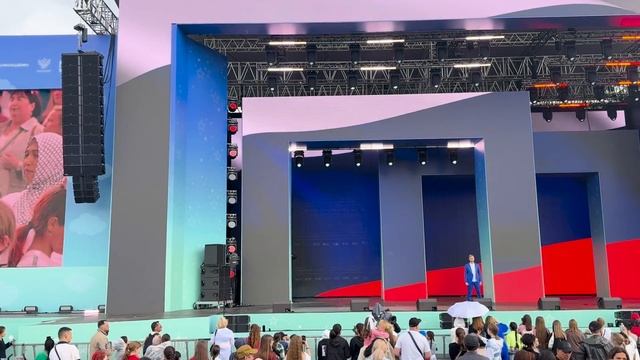 Артисты Виллер Продакшн и Хор Движение Первых - Слава России