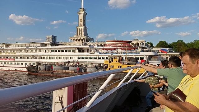 Прогулочный теплоход идёт в Химкинское водохранилище с причала Северного Речного вокзала