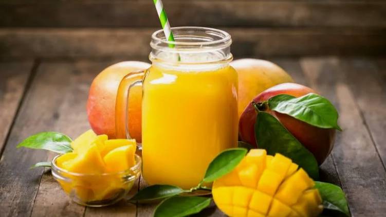 Молоко, взбитое с мякотью манго.